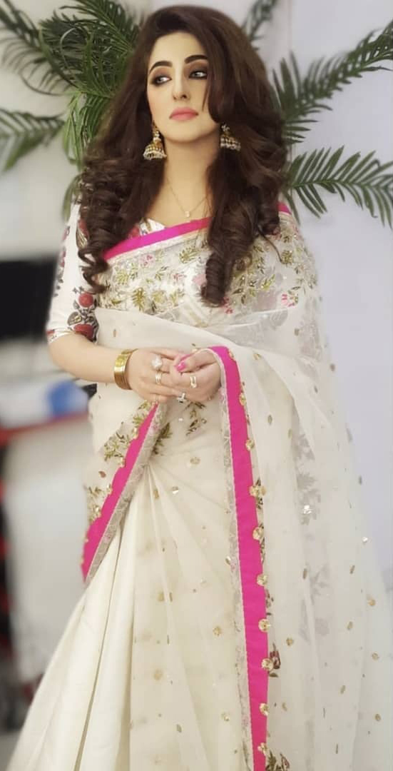 Beautiful Pictures of Actress Fatima Sohail with her Son – Daily The Azb