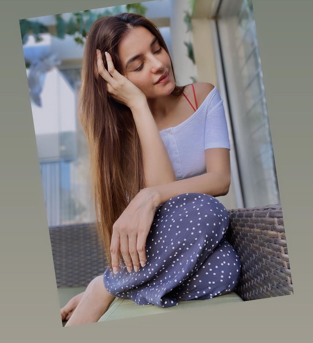 Actress Sadia Khan taking Beautiful Pictures & making Video posted on ...