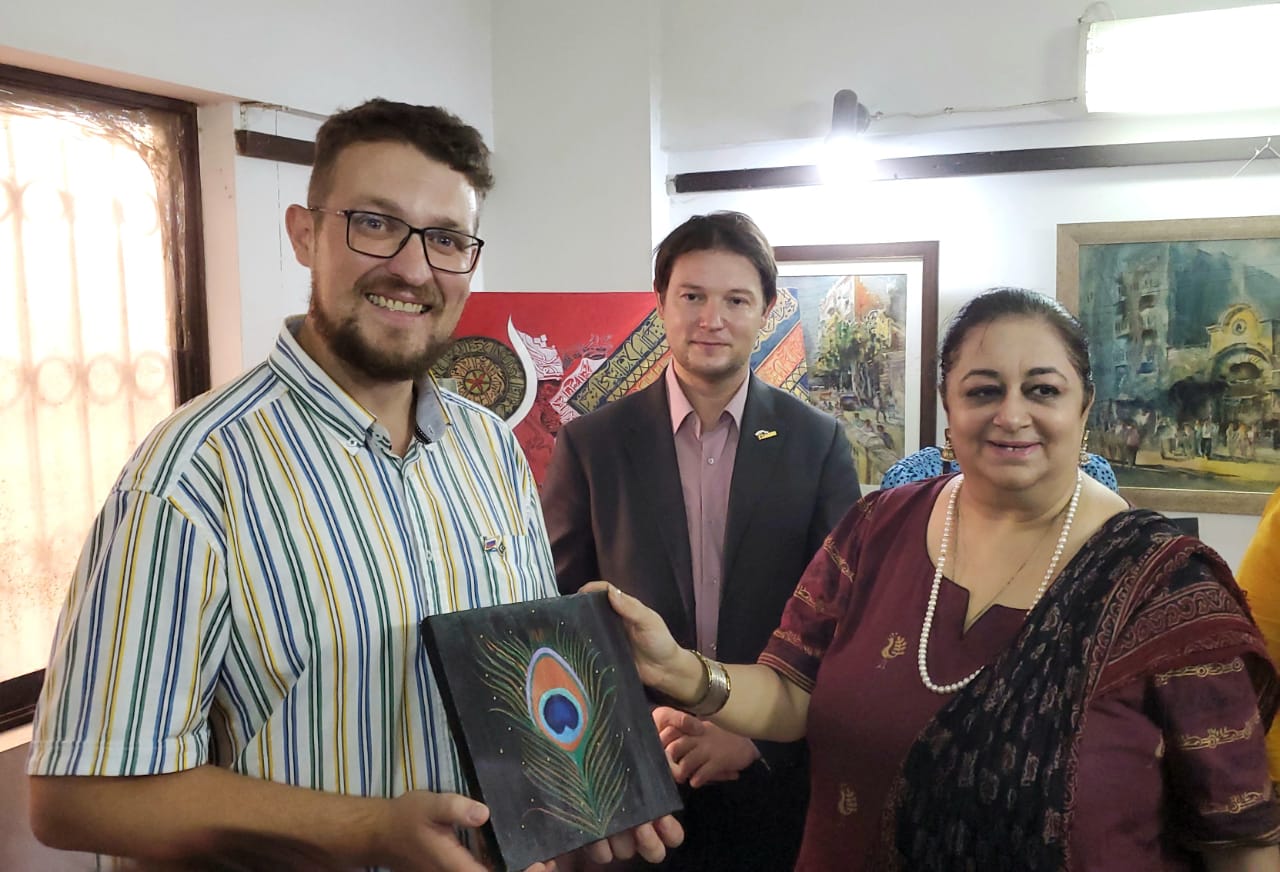Russian Delegation Attends Art Talk at Majmua The Art Gallery