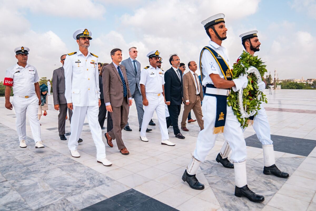 U.S. Consul General Pays Tribute at Mazar-e-Quaid